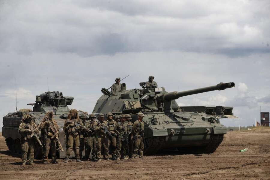 NATO in allerta: 10.000 soldati ai confini con la Russia mentre Trump ...